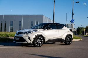 White Toyota C-HR 2021 in Kaunas, with an engine capacity of 1.80 L and mileage of 66 thousand km for 22900 €, photo 3 on AUTOMOTO.COM.LV