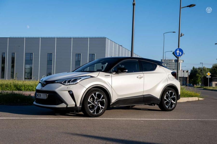 White Toyota C-HR 2021 in Kaunas, with an engine capacity of 1.80 L and mileage of 66 thousand km for 22900 €, photo 3 on AUTOMOTO.COM.LV