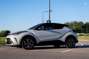 White Toyota C-HR 2021 in Kaunas, with an engine capacity of 1.80 L and mileage of 66 thousand km for 22900 €, photo 4 on AUTOMOTO.COM.LV