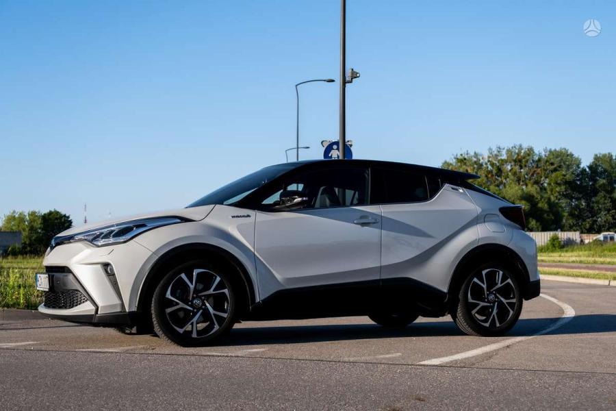 White Toyota C-HR 2021 in Kaunas, with an engine capacity of 1.80 L and mileage of 66 thousand km for 22900 €, photo 4 on AUTOMOTO.COM.LV