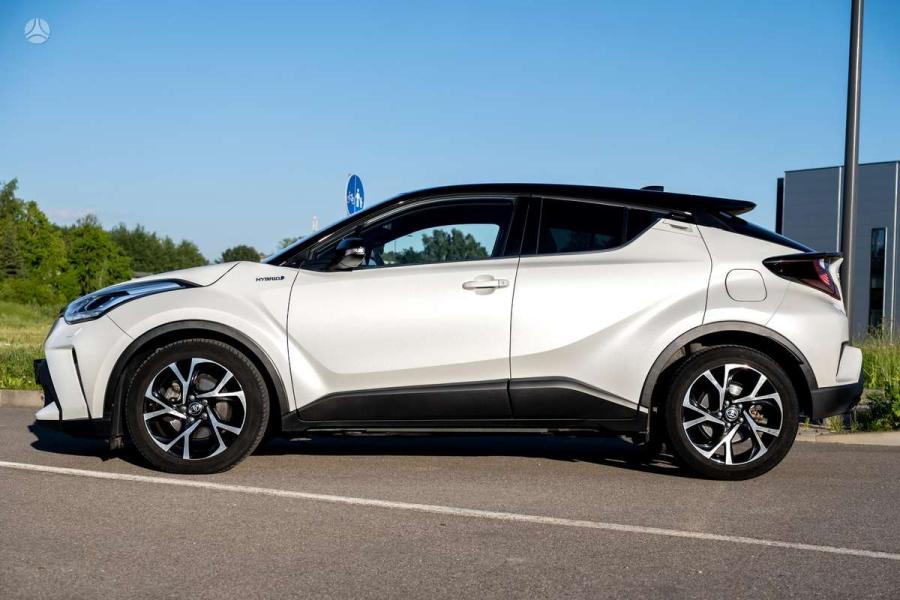 White Toyota C-HR 2021 in Kaunas, with an engine capacity of 1.80 L and mileage of 66 thousand km for 22900 €, photo 5 on AUTOMOTO.COM.LV