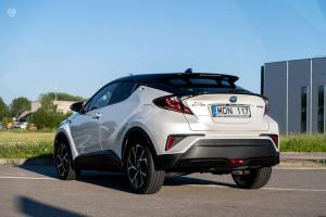 White Toyota C-HR 2021 in Kaunas, with an engine capacity of 1.80 L and mileage of 66 thousand km for 22900 €, photo 6 on AUTOMOTO.COM.LV
