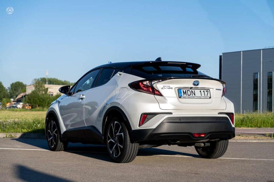White Toyota C-HR 2021 in Kaunas, with an engine capacity of 1.80 L and mileage of 66 thousand km for 22900 €, photo 6 on AUTOMOTO.COM.LV