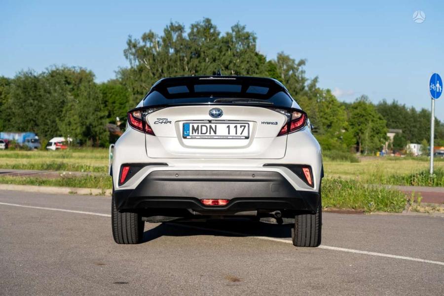 White Toyota C-HR 2021 in Kaunas, with an engine capacity of 1.80 L and mileage of 66 thousand km for 22900 €, photo 7 on AUTOMOTO.COM.LV