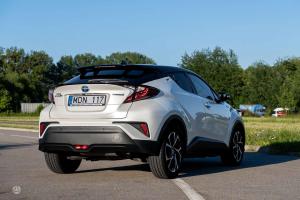 White Toyota C-HR 2021 in Kaunas, with an engine capacity of 1.80 L and mileage of 66 thousand km for 22900 €, photo 8 on AUTOMOTO.COM.LV