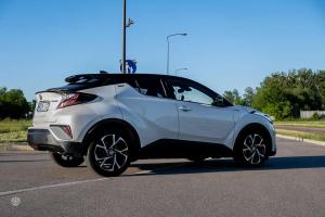 White Toyota C-HR 2021 in Kaunas, with an engine capacity of 1.80 L and mileage of 66 thousand km for 22900 €, photo 9 on AUTOMOTO.COM.LV
