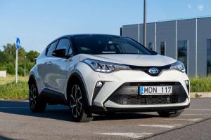 White Toyota C-HR 2021 in Kaunas, with an engine capacity of 1.80 L and mileage of 66 thousand km for 22900 €, photo 10 on AUTOMOTO.COM.LV
