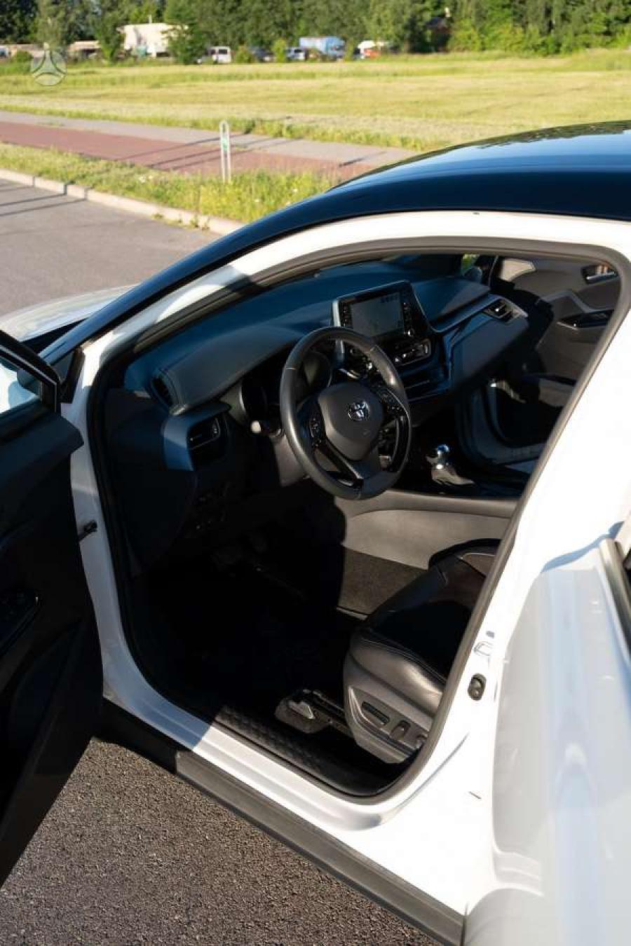 White Toyota C-HR 2021 in Kaunas, with an engine capacity of 1.80 L and mileage of 66 thousand km for 22900 €, photo 14 on AUTOMOTO.COM.LV