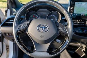 White Toyota C-HR 2021 in Kaunas, with an engine capacity of 1.80 L and mileage of 66 thousand km for 22900 €, photo 15 on AUTOMOTO.COM.LV