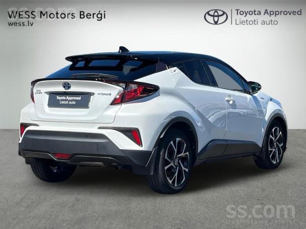 White Toyota C-HR 2021 in Riga, with an engine capacity of 1.80 L and mileage of 61 thousand km for 21990 €, photo 2 on AUTOMOTO.COM.LV
