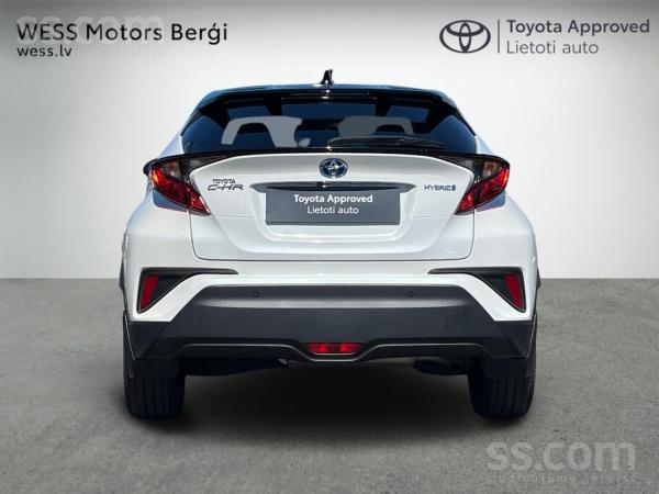 White Toyota C-HR 2021 in Riga, with an engine capacity of 1.80 L and mileage of 61 thousand km for 21990 €, photo 4 on AUTOMOTO.COM.LV
