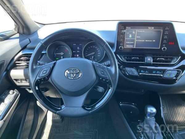 White Toyota C-HR 2021 in Riga, with an engine capacity of 1.80 L and mileage of 61 thousand km for 21990 €, photo 9 on AUTOMOTO.COM.LV
