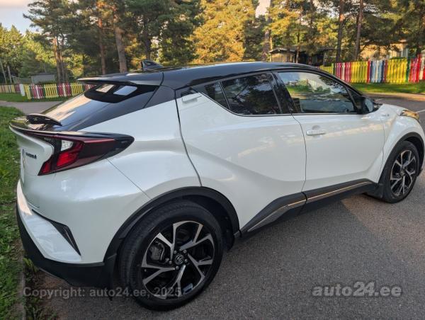 White Toyota C-HR 2022 in Tallinn, with an engine capacity of 1.80 L and mileage of 29 thousand km for 24700 €, photo 11 on AUTOMOTO.COM.LV