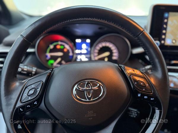 White Toyota C-HR 2022 in Tallinn, with an engine capacity of 1.80 L and mileage of 46 thousand km for 24995 €, photo 11 on AUTOMOTO.COM.LV
