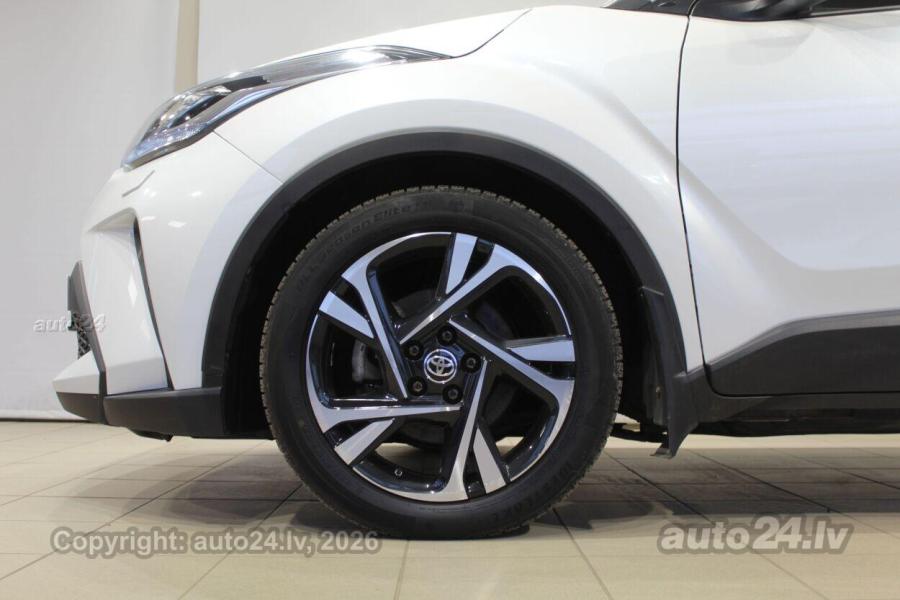 Белый Тойота C-HR 2022 в Таллин, объемом двигателя 1.80 л и пробегом 60 тыс. км за 23690 €, фото 13 на AUTOMOTO.COM.LV