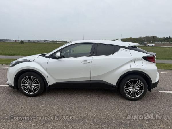 Balts Toyota C-HR 2022 Tallina, ar dzinēja tilpumu 1.80 L un nobraukumu 65 tūkst. km par 21500 €, foto  vietnē AUTOMOTO.COM.LV