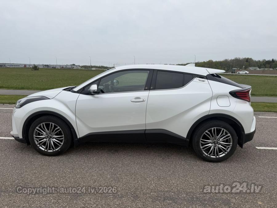 Balts Toyota C-HR 2022 Tallina, ar dzinēja tilpumu 1.80 L un nobraukumu 65 tūkst. km par 21500 €, foto 1 vietnē AUTOMOTO.COM.LV