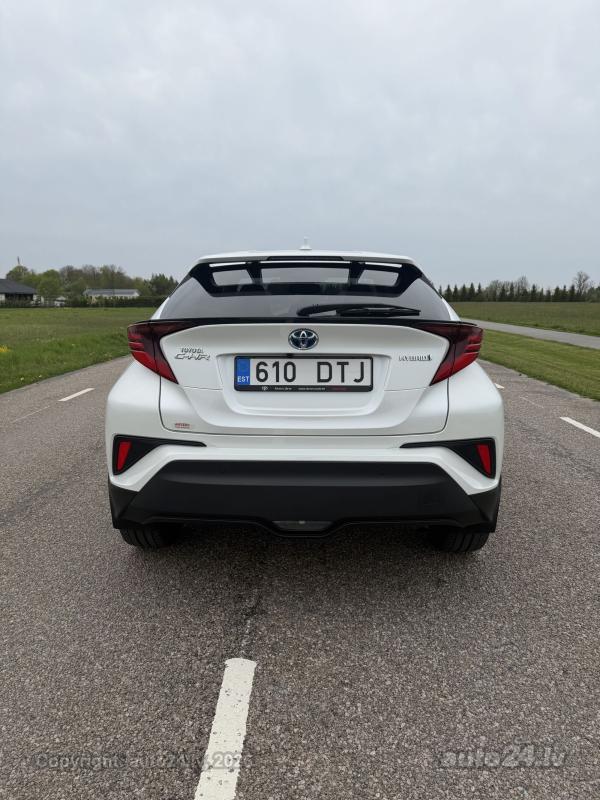 Balts Toyota C-HR 2022 Tallina, ar dzinēja tilpumu 1.80 L un nobraukumu 65 tūkst. km par 21500 €, foto 3 vietnē AUTOMOTO.COM.LV