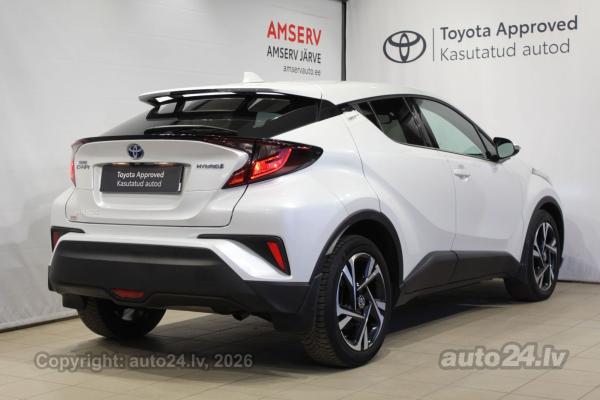 Белый Тойота C-HR 2022 в Таллин, объемом двигателя 1.80 л и пробегом 59 тыс. км за 23490 €, фото 2 на AUTOMOTO.COM.LV