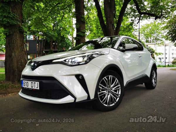 Белый Тойота C-HR 2022 в Таллин, объемом двигателя 1.80 л и пробегом 61 тыс. км за 23995 €, фото 2 на AUTOMOTO.COM.LV