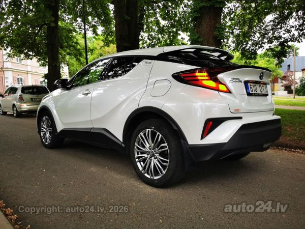 Белый Тойота C-HR 2022 в Таллин, объемом двигателя 1.80 л и пробегом 61 тыс. км за 23995 €, фото 3 на AUTOMOTO.COM.LV