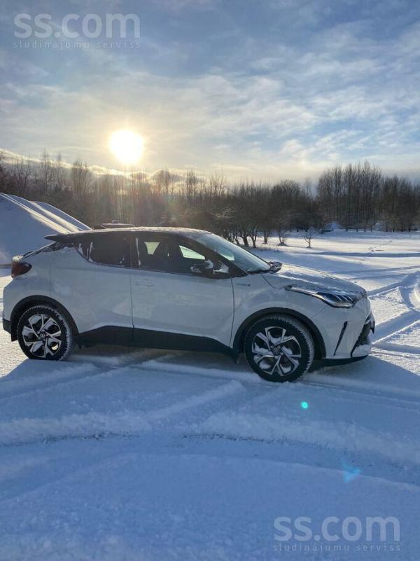 Белый Тойота C-HR 2022 в Валмиера, объемом двигателя 1.80 л и пробегом 47 тыс. км за 23500 €, фото 9 на AUTOMOTO.COM.LV