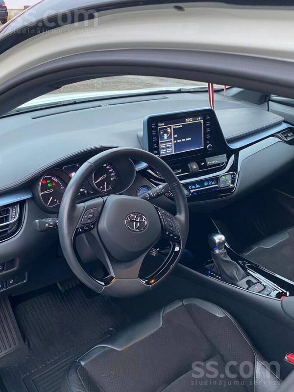 Белый Тойота C-HR 2022 в Валмиера, объемом двигателя 1.80 л и пробегом 47 тыс. км за 23500 €, фото 10 на AUTOMOTO.COM.LV