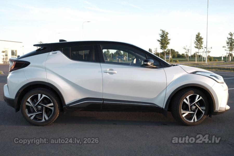 Balts Toyota C-HR 2022 Tallina, ar dzinēja tilpumu 1.80 L un nobraukumu 36 tūkst. km par 23500 €, foto 3 vietnē AUTOMOTO.COM.LV