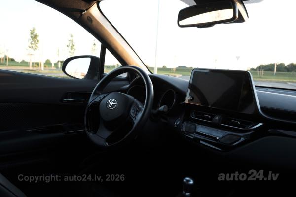 White Toyota C-HR 2022 in Tallinn, with an engine capacity of 1.80 L and mileage of 36 thousand km for 23500 €, photo 8 on AUTOMOTO.COM.LV