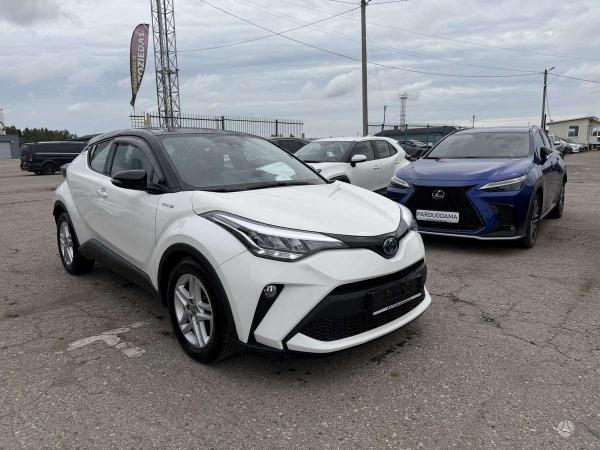 White Toyota C-HR 2022 in Panevezys, with an engine capacity of 1.80 L and mileage of 312 thousand km for 14500 €, photo 4 on AUTOMOTO.COM.LV