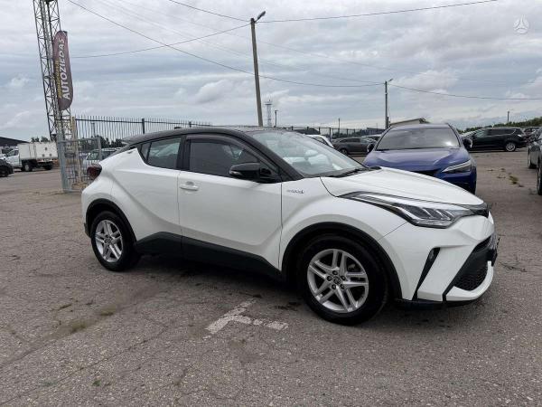 White Toyota C-HR 2022 in Panevezys, with an engine capacity of 1.80 L and mileage of 312 thousand km for 14500 €, photo 5 on AUTOMOTO.COM.LV