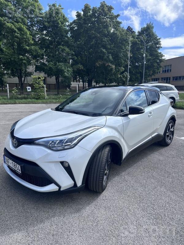 Белый Тойота C-HR 2022 в Рига, объемом двигателя 1.80 л и пробегом 45 тыс. км за 23000 €, фото 1 на AUTOMOTO.COM.LV