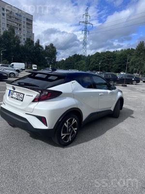 White Toyota C-HR 2022 in Riga, with an engine capacity of 1.80 L and mileage of 45 thousand km for 23000 €, photo 3 on AUTOMOTO.COM.LV
