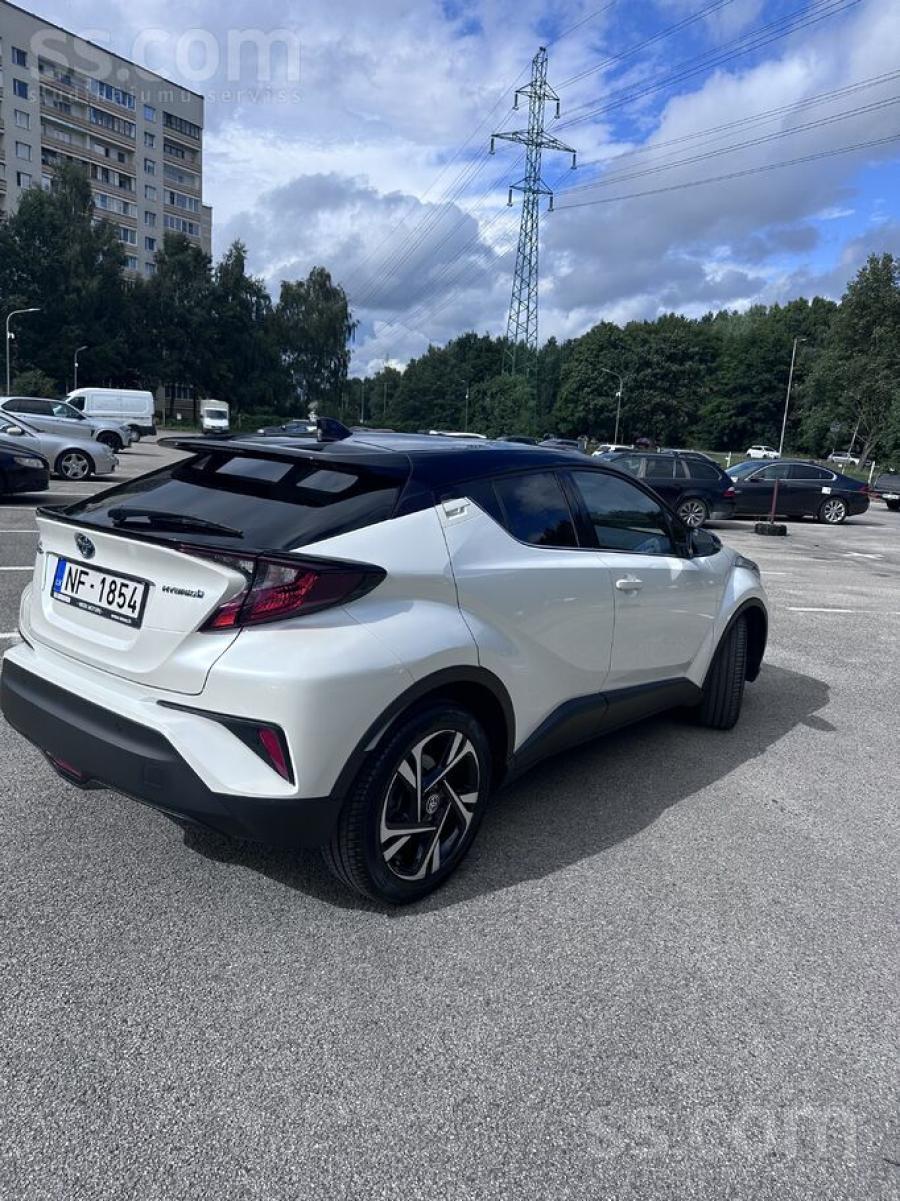 White Toyota C-HR 2022 in Riga, with an engine capacity of 1.80 L and mileage of 45 thousand km for 23000 €, photo 3 on AUTOMOTO.COM.LV