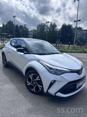 White Toyota C-HR 2022 in Riga, with an engine capacity of 1.80 L and mileage of 45 thousand km for 23000 €, photo 4 on AUTOMOTO.COM.LV