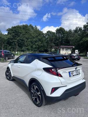 White Toyota C-HR 2022 in Riga, with an engine capacity of 1.80 L and mileage of 45 thousand km for 23000 €, photo 7 on AUTOMOTO.COM.LV