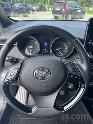 White Toyota C-HR 2022 in Riga, with an engine capacity of 1.80 L and mileage of 45 thousand km for 23000 €, photo 9 on AUTOMOTO.COM.LV