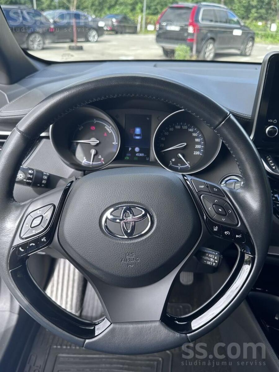 White Toyota C-HR 2022 in Riga, with an engine capacity of 1.80 L and mileage of 45 thousand km for 23000 €, photo 9 on AUTOMOTO.COM.LV