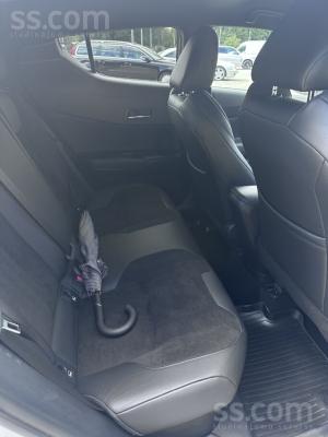 White Toyota C-HR 2022 in Riga, with an engine capacity of 1.80 L and mileage of 45 thousand km for 23000 €, photo 11 on AUTOMOTO.COM.LV