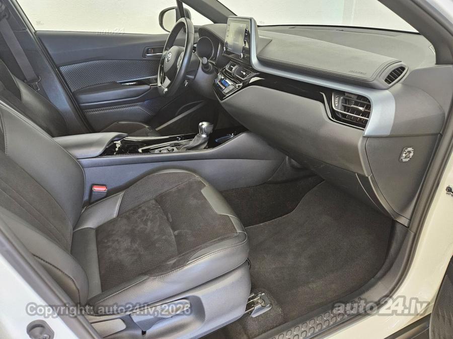 White Toyota C-HR 2022 in Rakvere, with an engine capacity of 1.80 L and mileage of 91 thousand km for 20990 €, photo 6 on AUTOMOTO.COM.LV