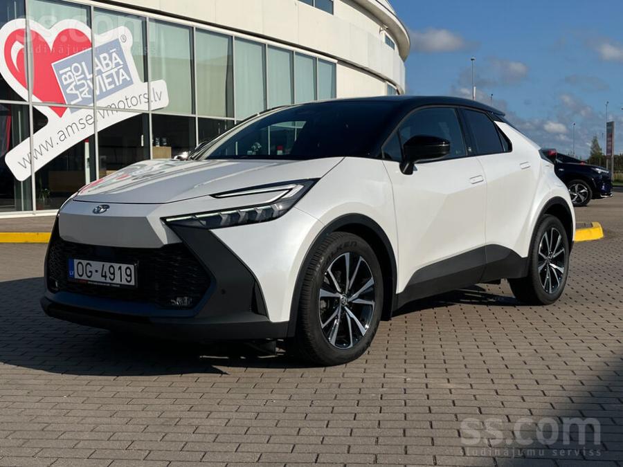 Белый Тойота C-HR 2023 в Лиепая, объемом двигателя 1.80 л и пробегом 36 тыс. км за 29800 €, фото 1 на AUTOMOTO.COM.LV