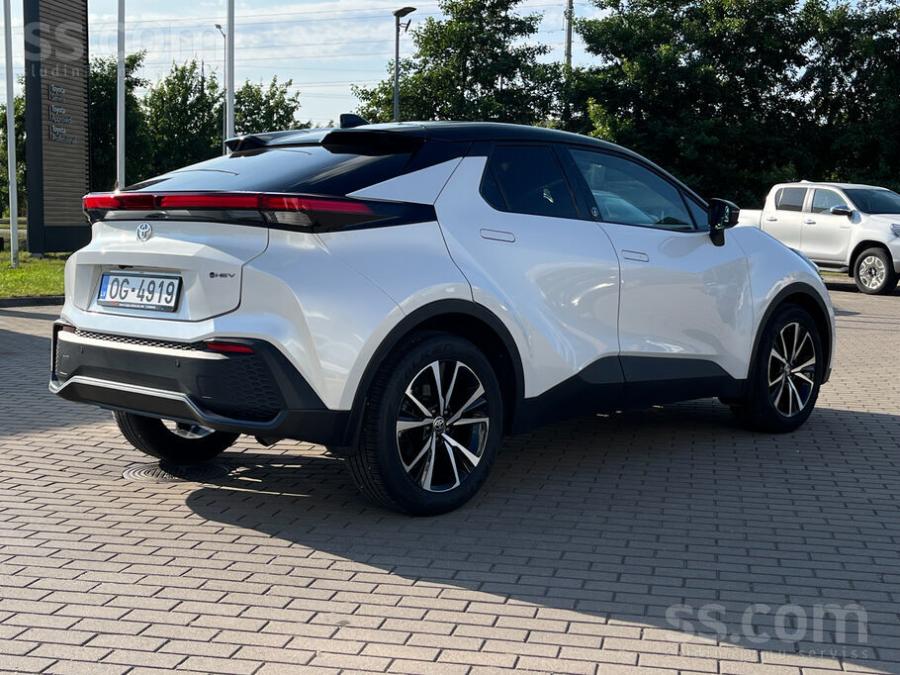 Белый Тойота C-HR 2023 в Лиепая, объемом двигателя 1.80 л и пробегом 36 тыс. км за 29800 €, фото 2 на AUTOMOTO.COM.LV