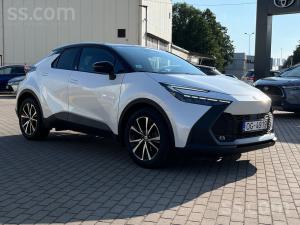 Белый Тойота C-HR 2023 в Лиепая, объемом двигателя 1.80 л и пробегом 36 тыс. км за 29800 €, фото 3 на AUTOMOTO.COM.LV