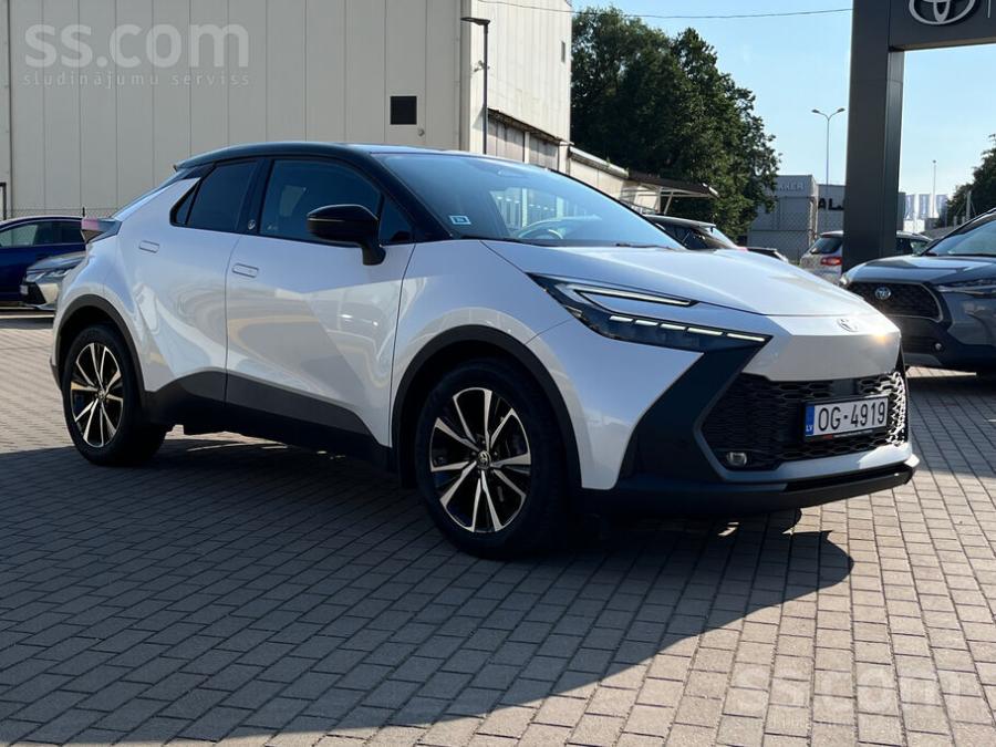 Белый Тойота C-HR 2023 в Лиепая, объемом двигателя 1.80 л и пробегом 36 тыс. км за 29800 €, фото 3 на AUTOMOTO.COM.LV