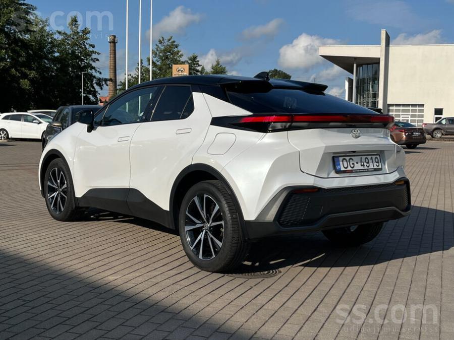 Белый Тойота C-HR 2023 в Лиепая, объемом двигателя 1.80 л и пробегом 36 тыс. км за 29800 €, фото 4 на AUTOMOTO.COM.LV