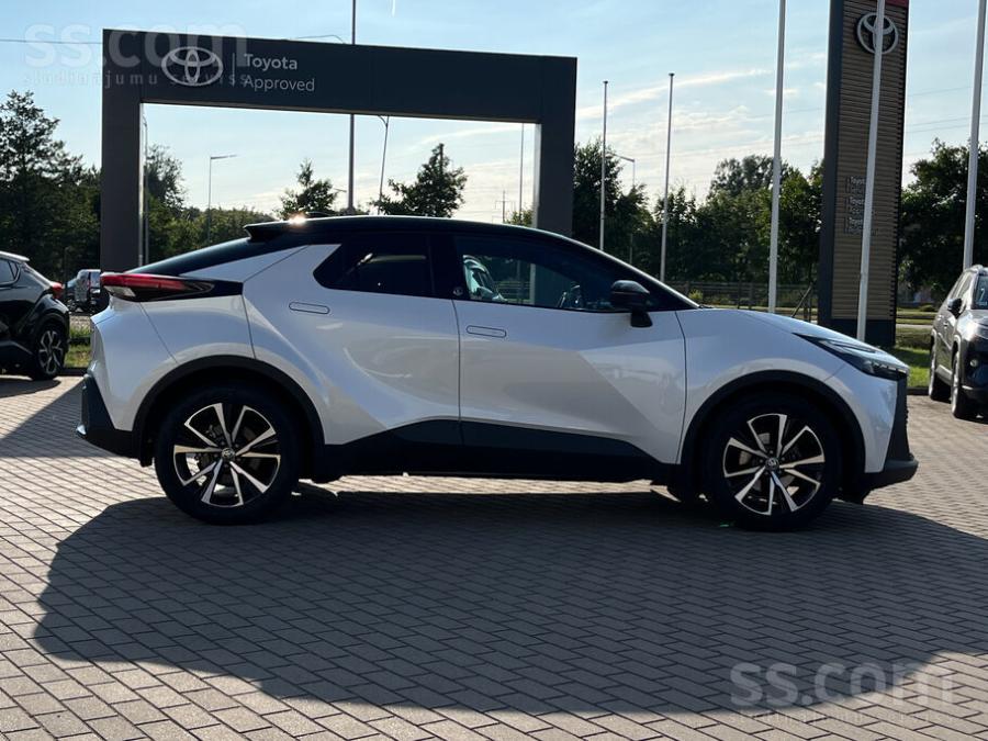 Белый Тойота C-HR 2023 в Лиепая, объемом двигателя 1.80 л и пробегом 36 тыс. км за 29800 €, фото 5 на AUTOMOTO.COM.LV