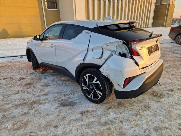 White Toyota C-HR 2023 in Kaunas, with an engine capacity of 1.80 L and mileage of 48 thousand km for 14278 €, photo 2 on AUTOMOTO.COM.LV