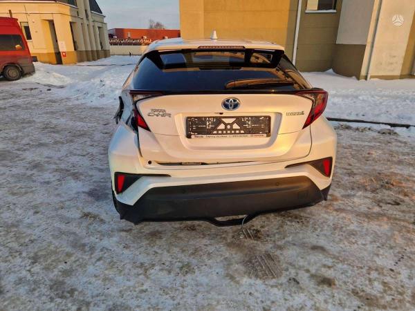 White Toyota C-HR 2023 in Kaunas, with an engine capacity of 1.80 L and mileage of 48 thousand km for 14278 €, photo 5 on AUTOMOTO.COM.LV