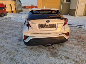 White Toyota C-HR 2023 in Kaunas, with an engine capacity of 1.80 L and mileage of 48 thousand km for 14278 €, photo 5 on AUTOMOTO.COM.LV
