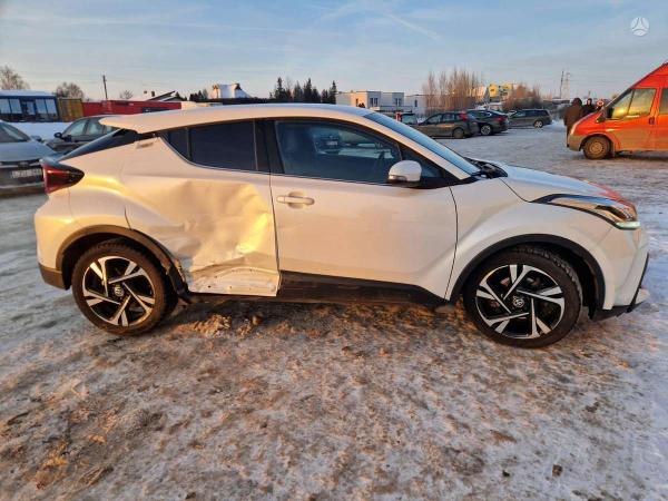White Toyota C-HR 2023 in Kaunas, with an engine capacity of 1.80 L and mileage of 48 thousand km for 14278 €, photo 6 on AUTOMOTO.COM.LV